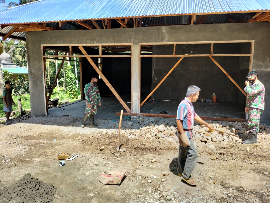 Personil Satgas Pra TMMD Turut Membantu Warga Membangun Gudang ...