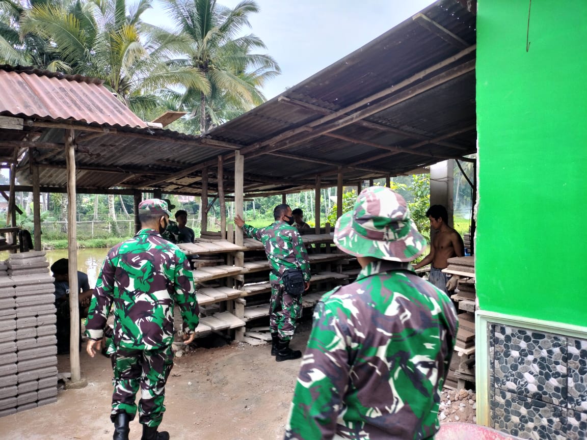 Personil Satgas TMMD Ke 111 Kodim 0306/50 Kota Sambangi Pengrajin Batu ...